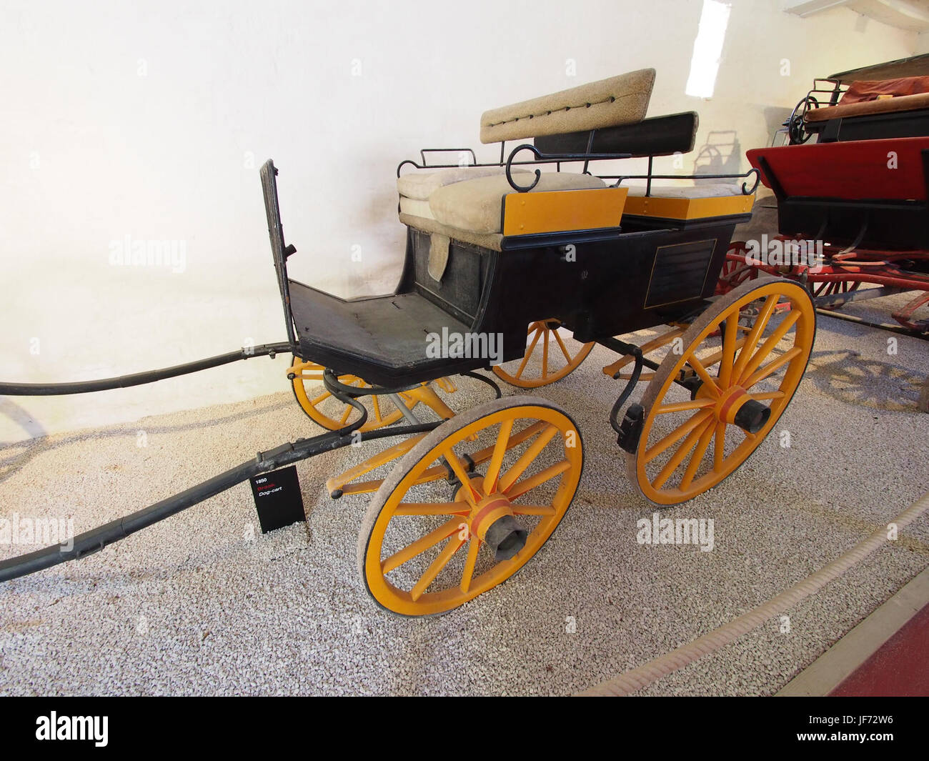 La charrette à chiens de 1850, exposée au Château de Chenonceau, est ...