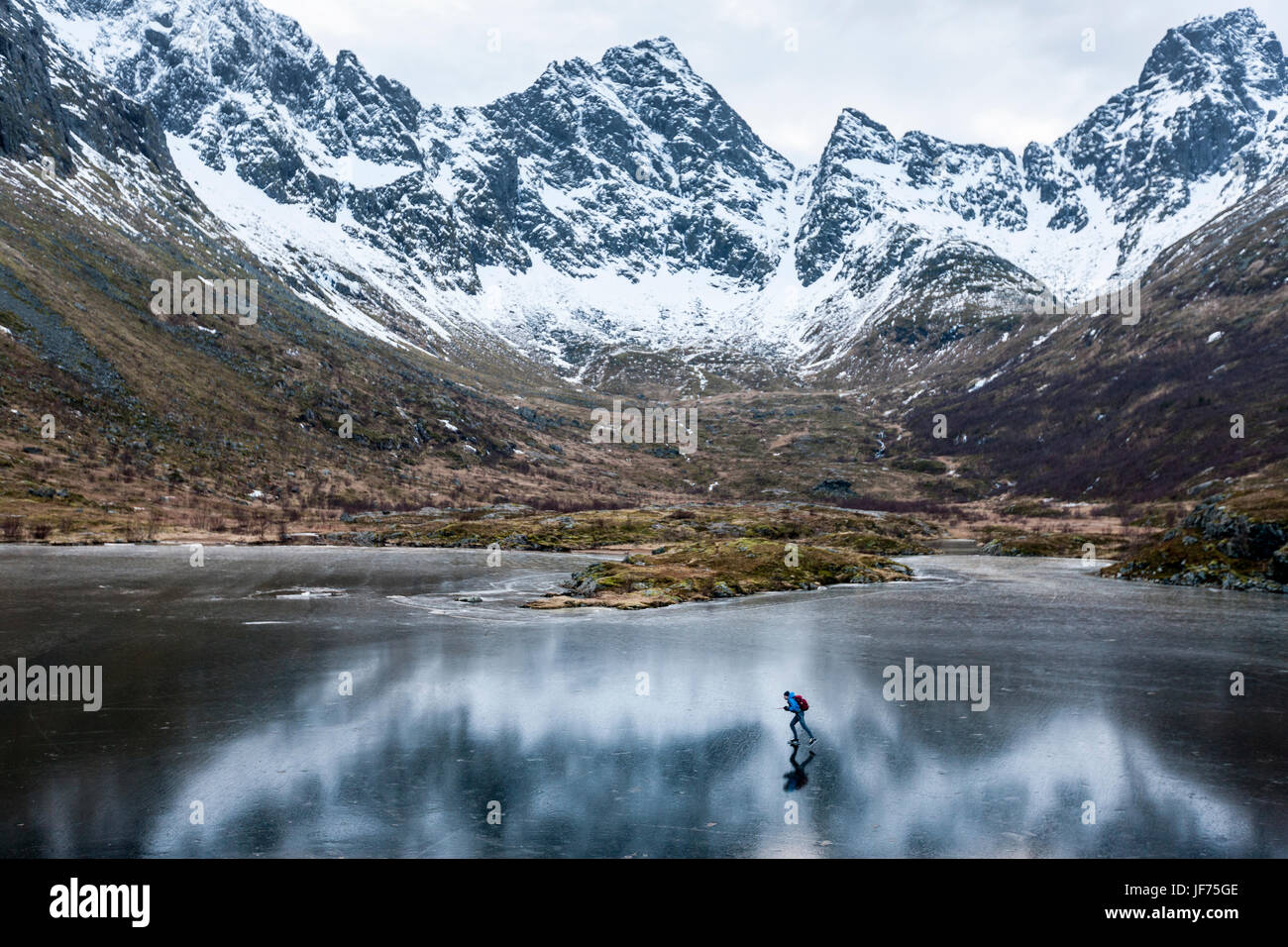 Patiner sur le lac gelé Banque de photographies et d’images à haute ...
