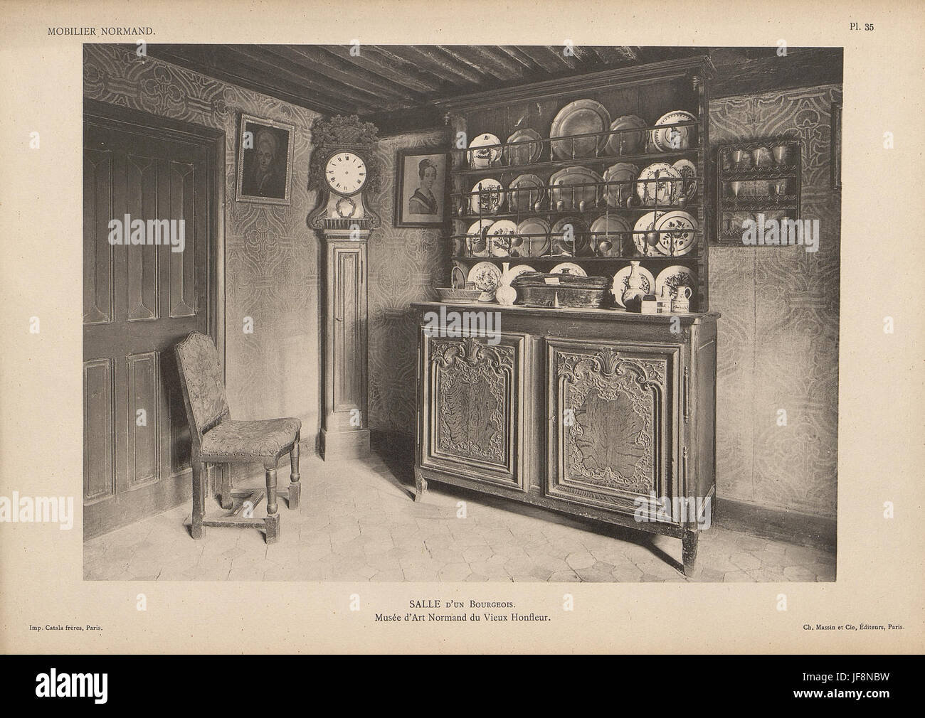 Une vue intérieure d'une maison bourgeoise normande, capturant le style ...