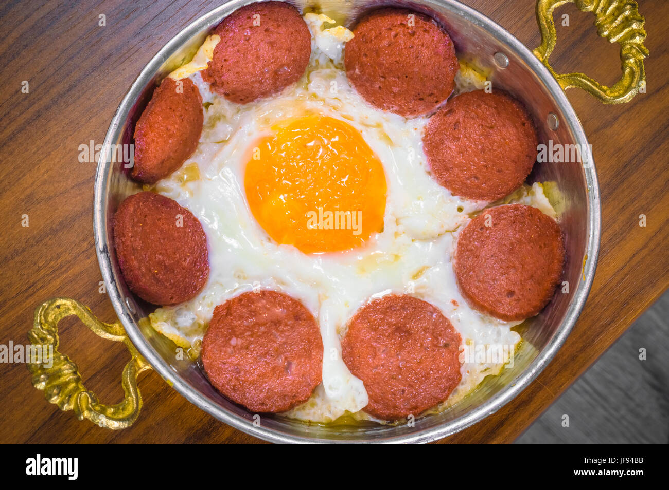 Gros plan du bain turc (saucisse) sucuk et œuf frit dans une casserole ...
