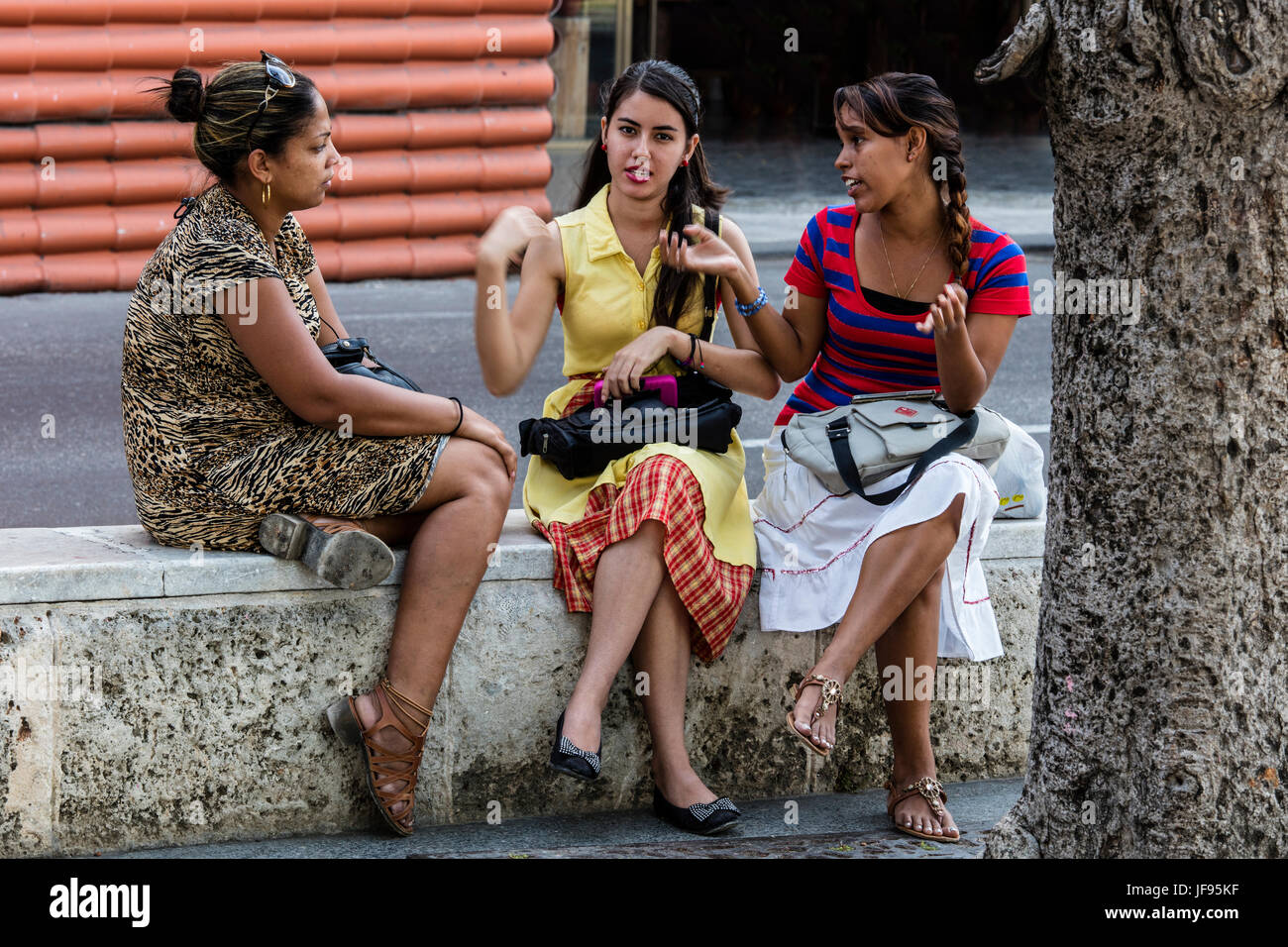 Femmes cubaines discutant Banque de photographies et d’images à haute ...