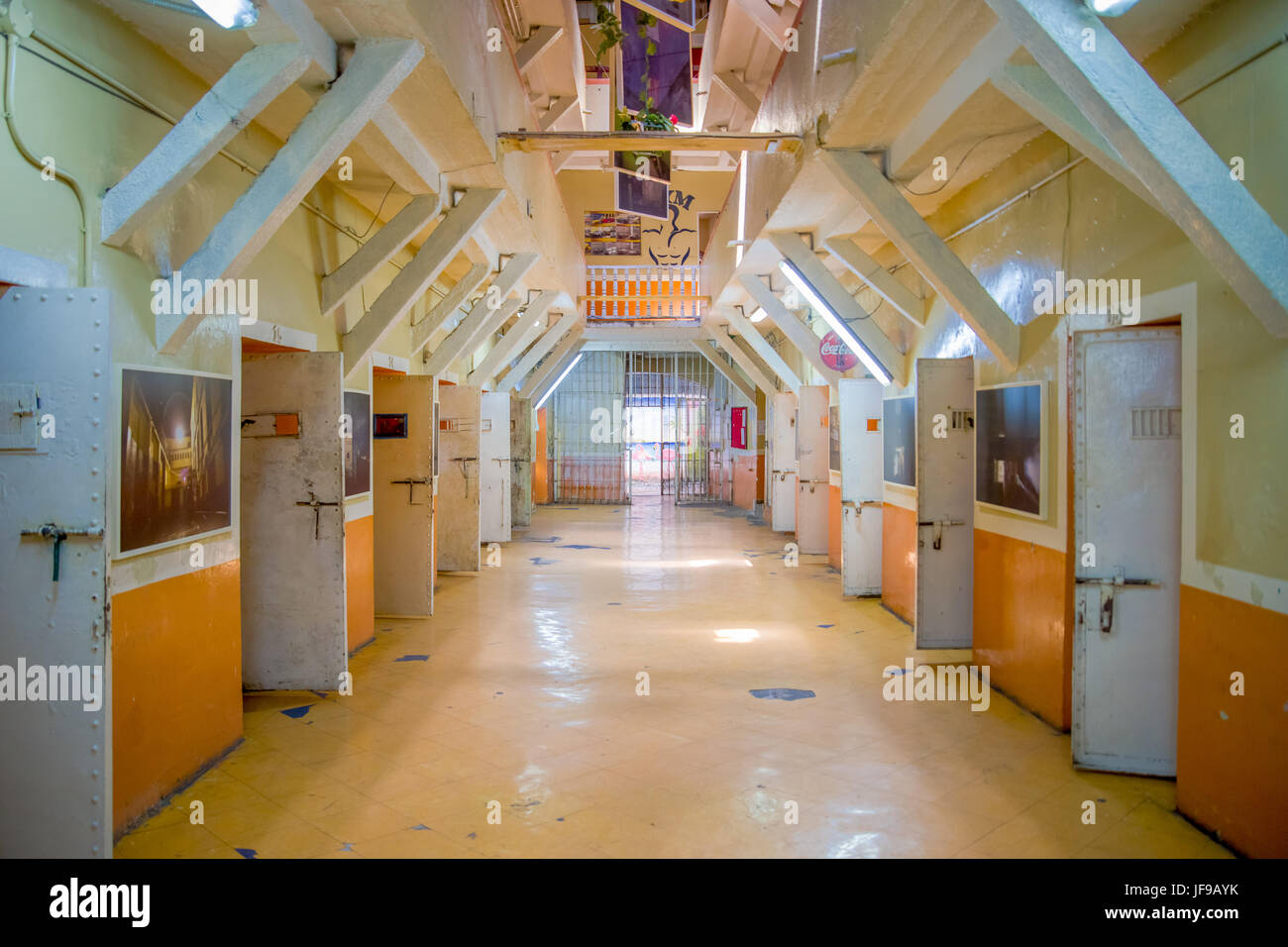 Vue intérieure de l'ancien bâtiment robuste désertes, les cellules des ...