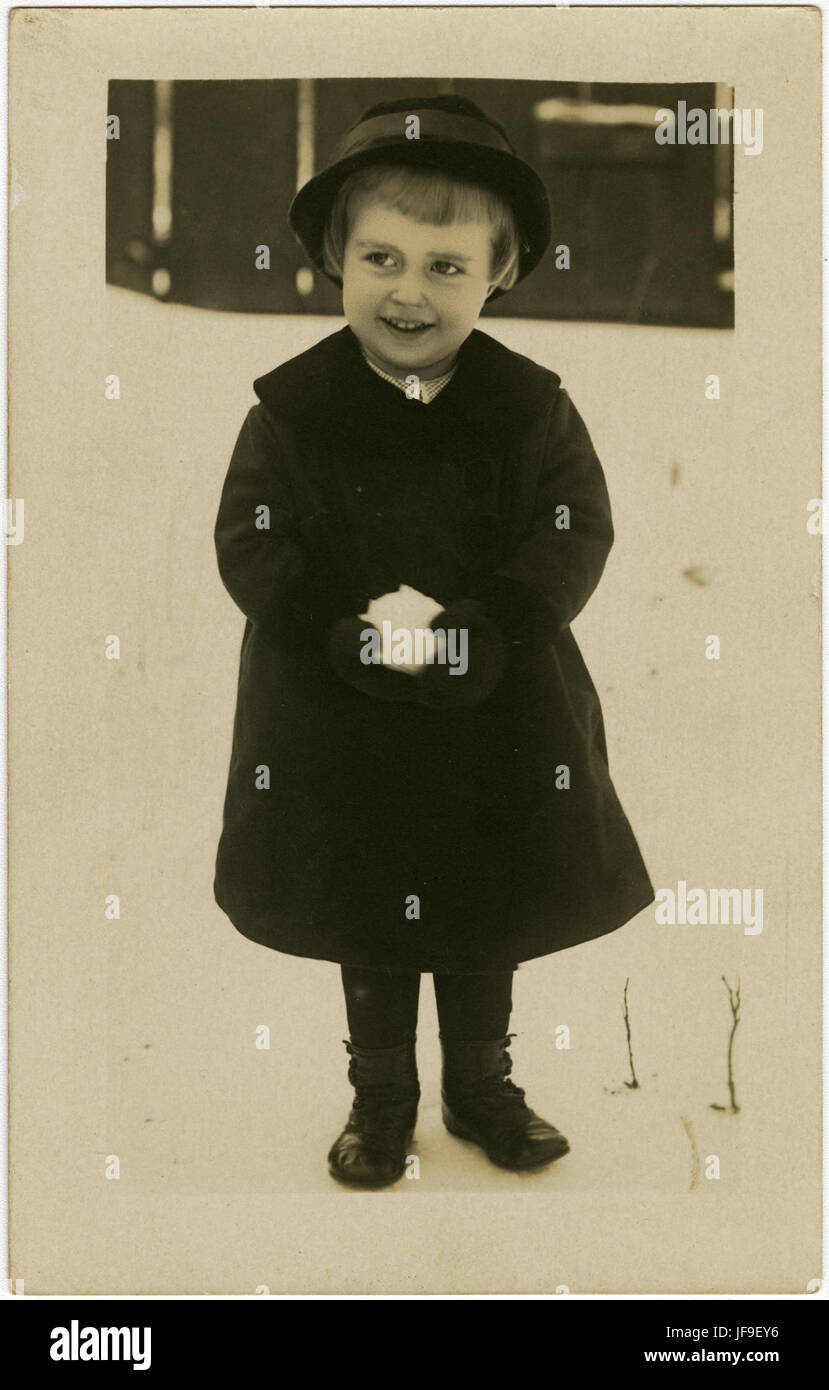 Portrait d’un enfant non identifié, capturant un moment innocent figé ...