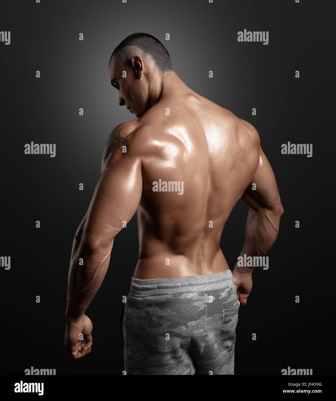 Modèle Homme Musclé Montrant Son Dos Photo Stock Alamy