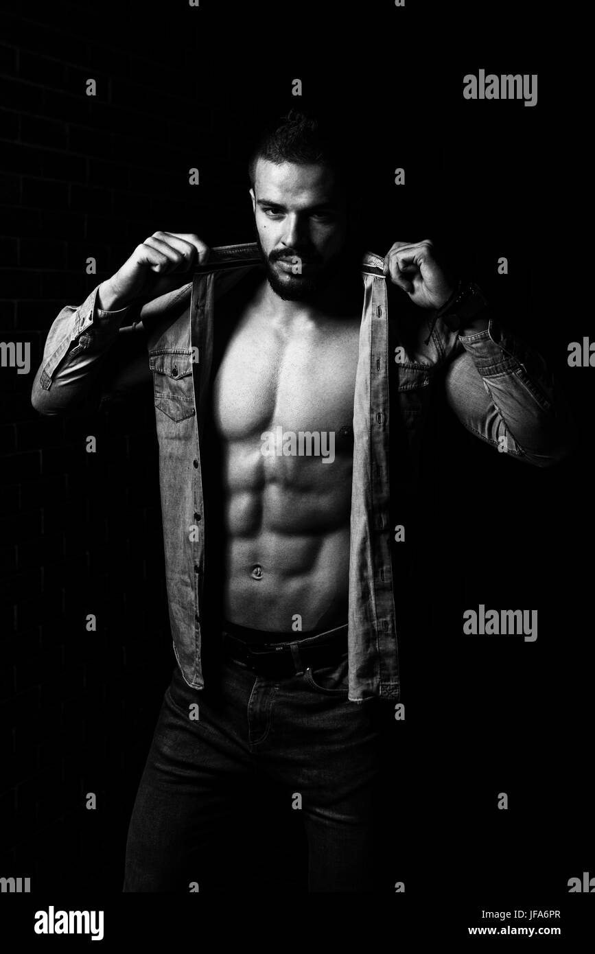 Portrait d'un jeune homme en bonne forme physique montrant son corps ...