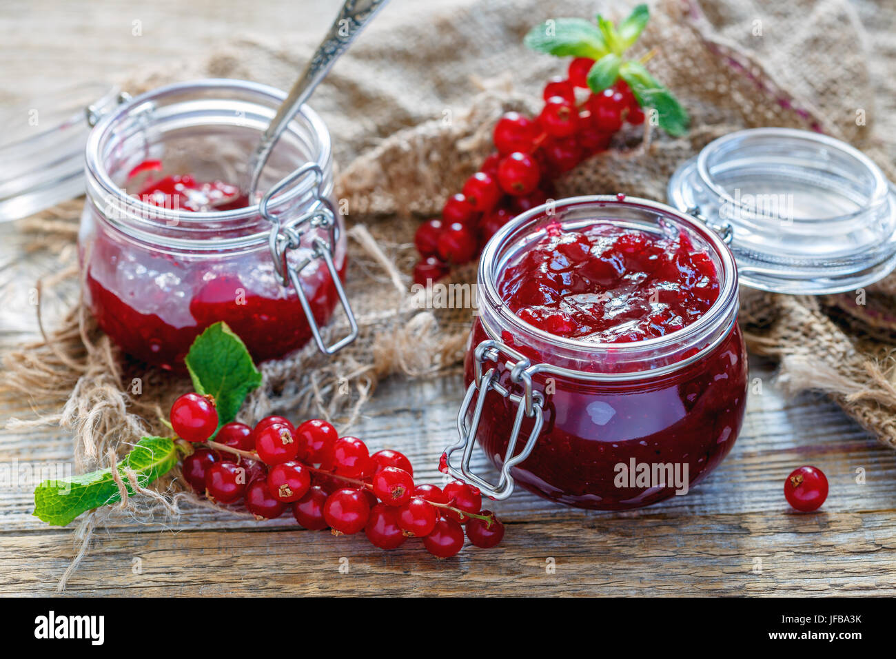 Table ancienne avec groseille rouge et un pot de confiture maison Photo ...