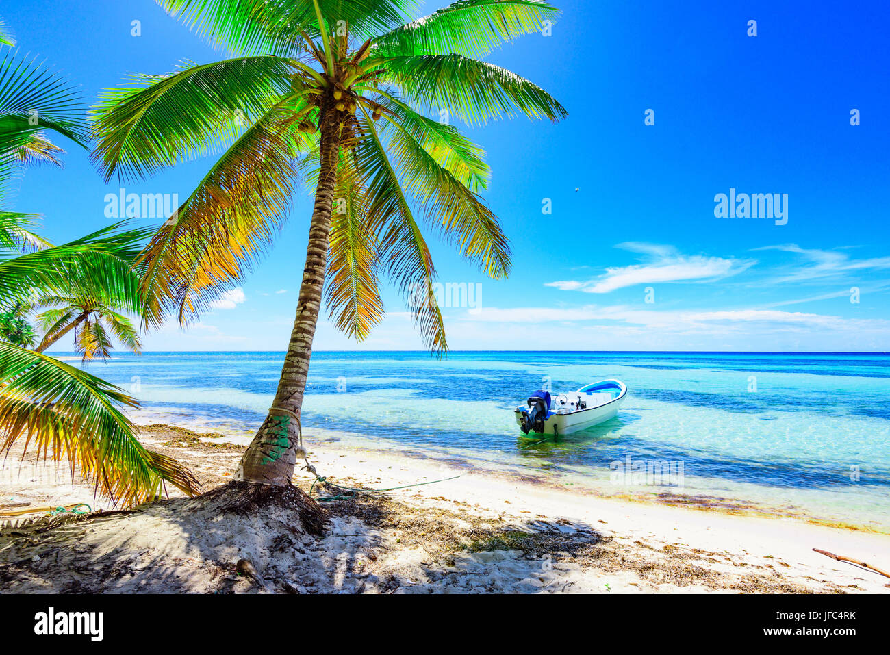 Bateau sur une mer calme Banque de photographies et d’images à haute ...