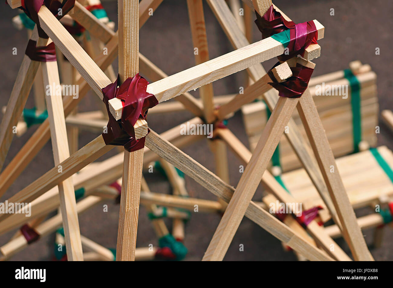 Construction à partir de lattes de bois reliées par la bande de conduit ...