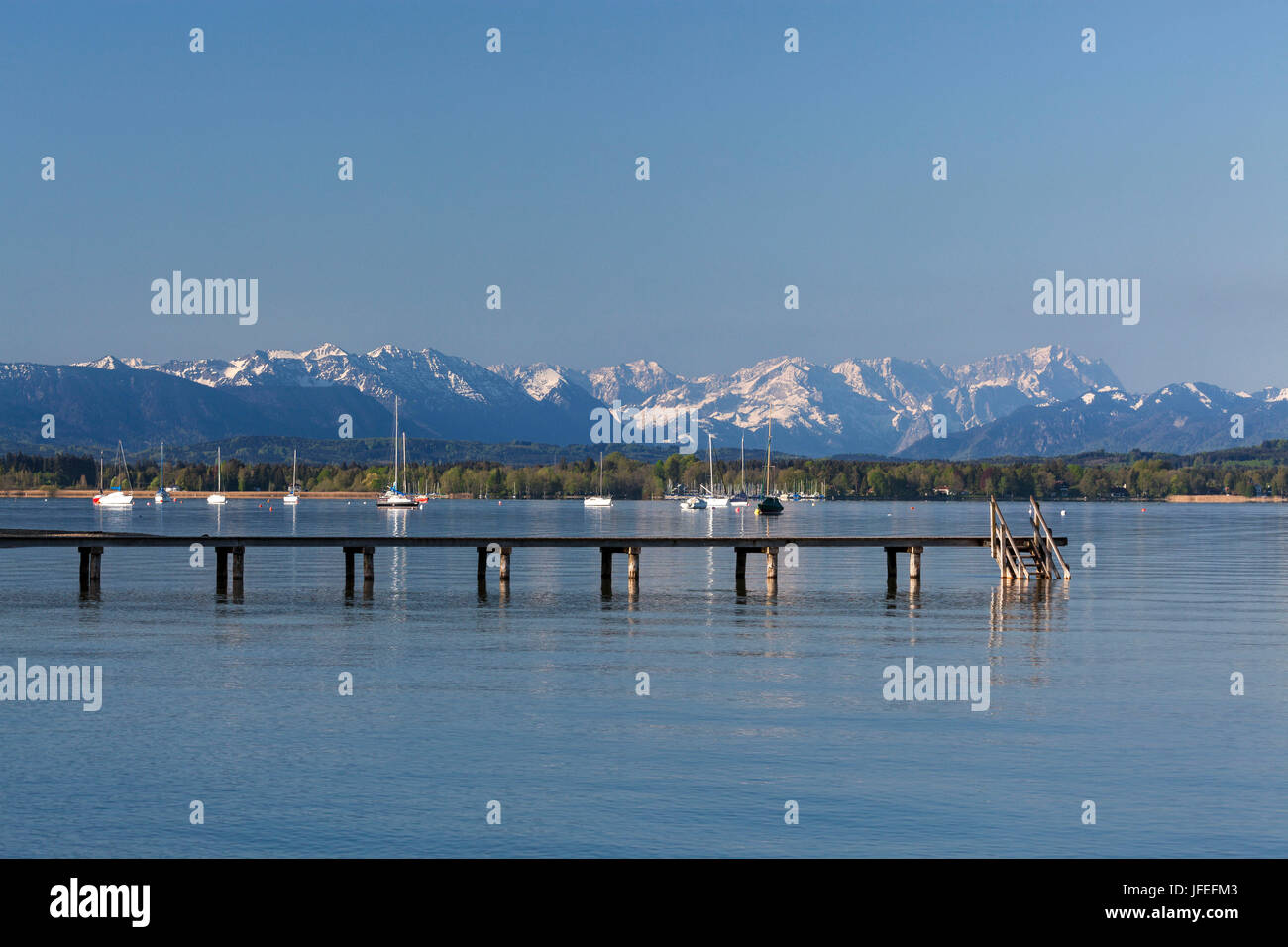 Lac starnberg en face de wetterstein avec zugspitze Banque de photographies et d’images à haute ...