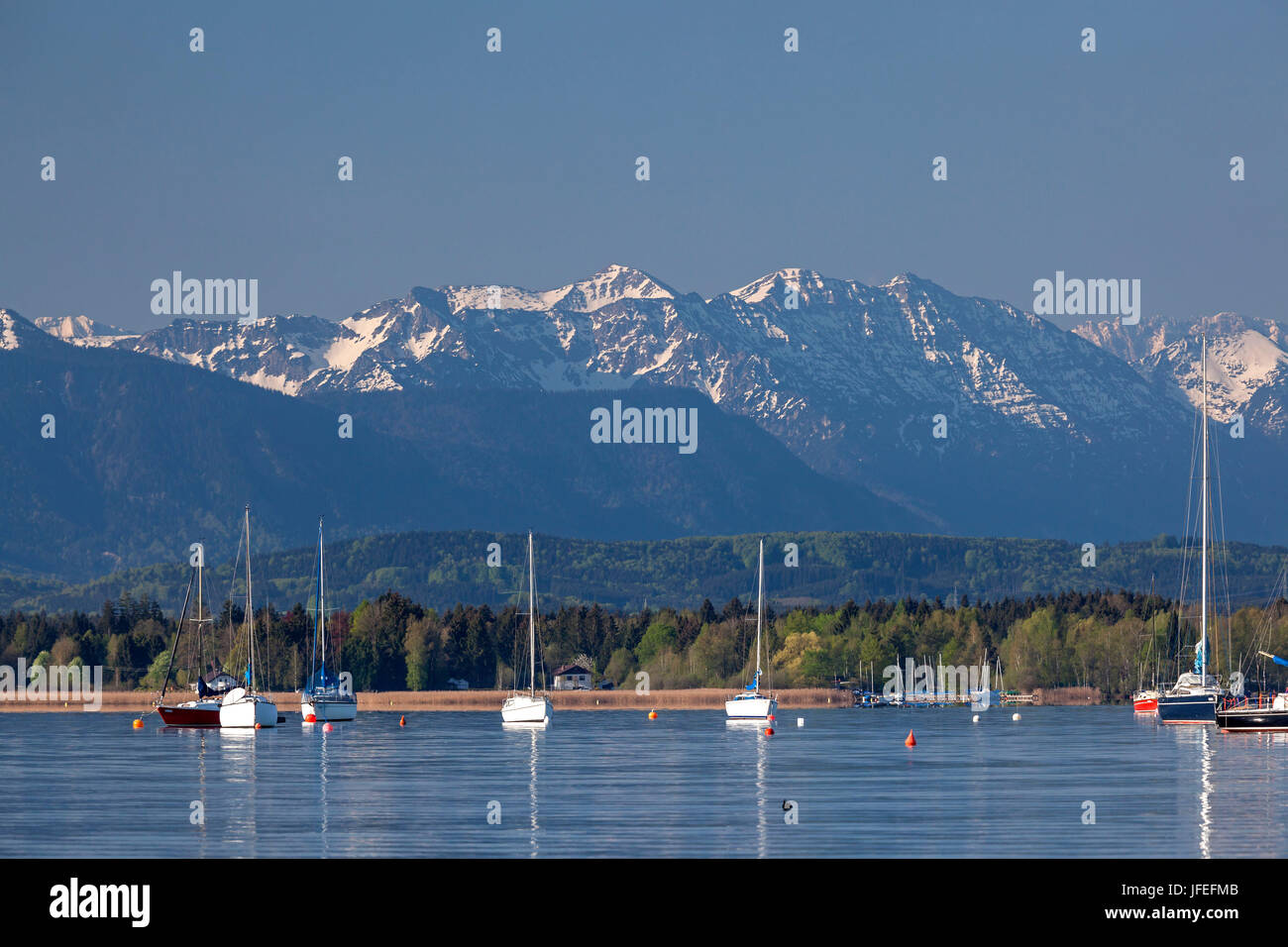 Lac starnberg en face de wetterstein avec zugspitze Banque de photographies et d’images à haute ...