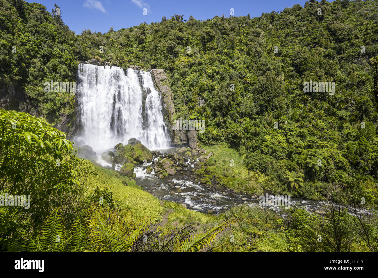 Marokopa falls Banque de photographies et d’images à haute résolution ...
