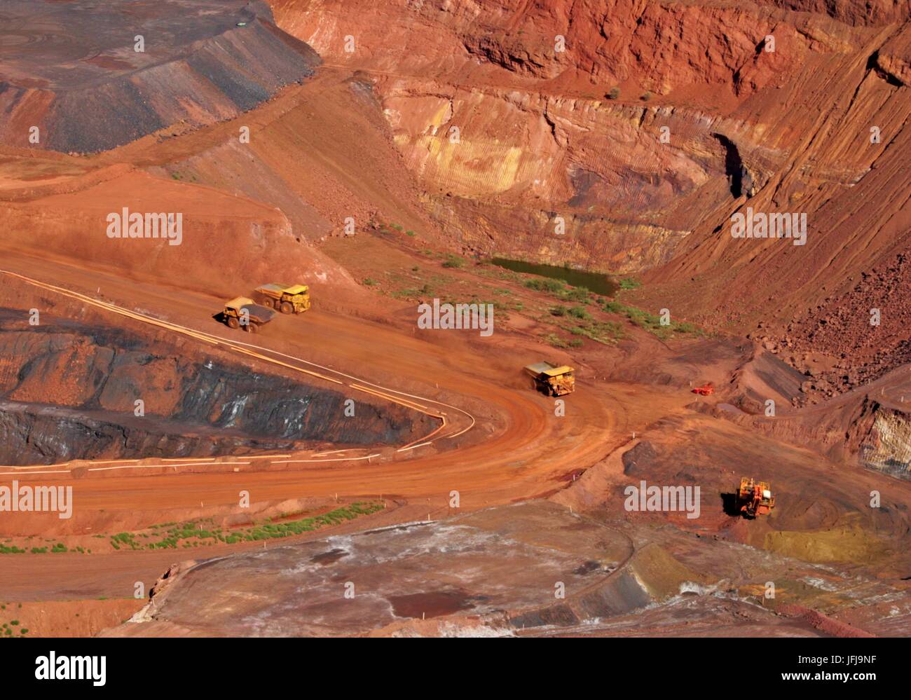 Mount Tom : mine de minerai de fer en exploitation avec les camions ...
