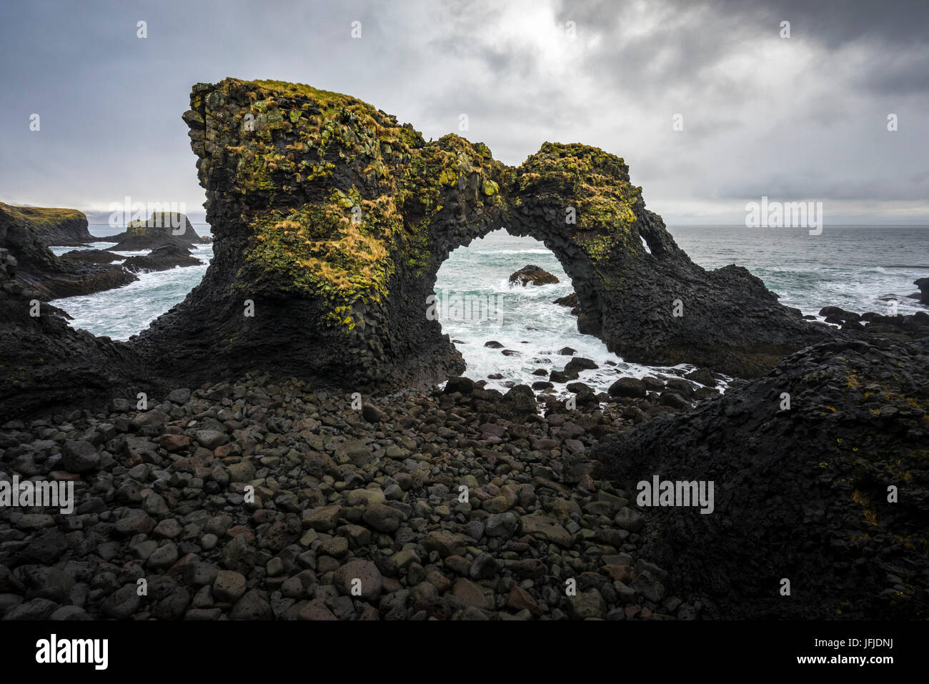 Une formation rocheuse arche naturelle près de arnarstapi Banque de ...