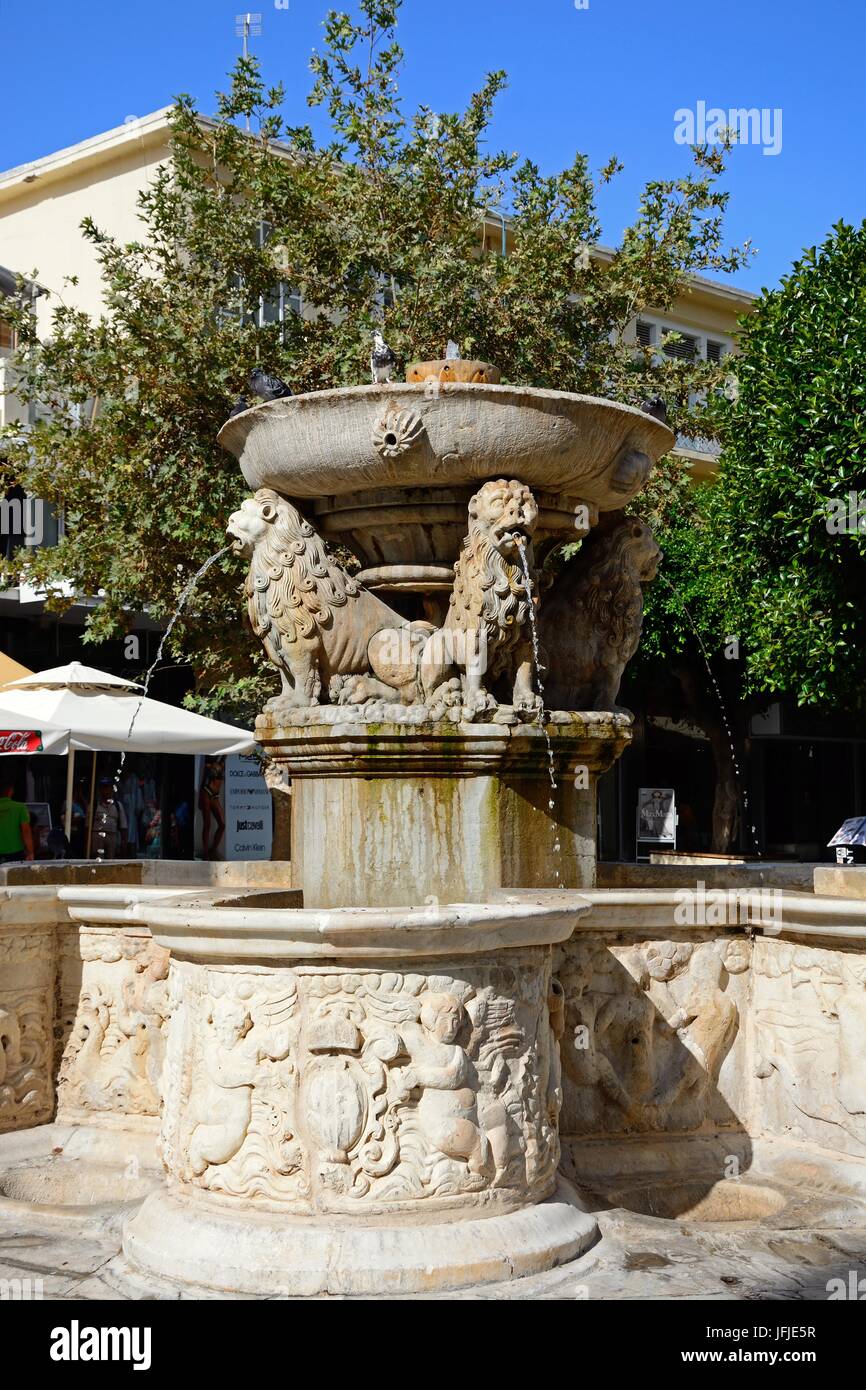 Vue de la fontaine Morosini en place des Lions dans le centre-ville ...
