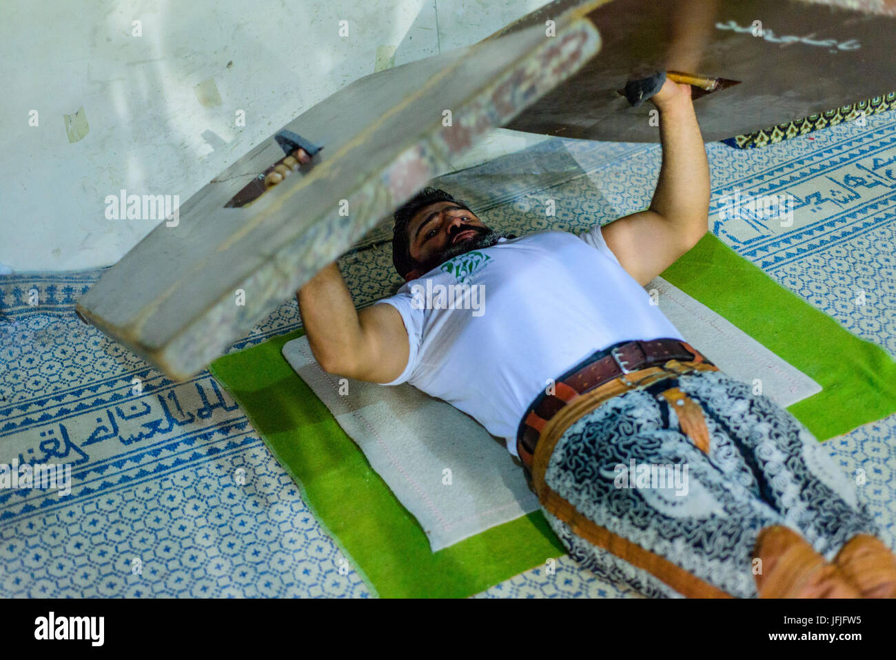 Zurkhaneh traditional iranian sport man Banque de photographies et d ...