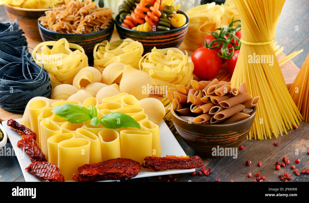 La composition avec différentes sortes de pâtes sur une table de ...