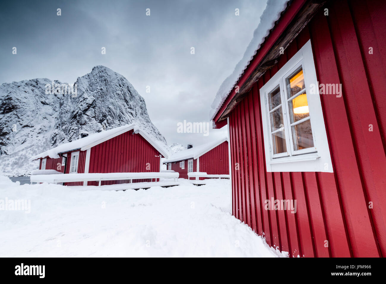 Maison rouge typique des îles lofoten Banque de photographies et d ...