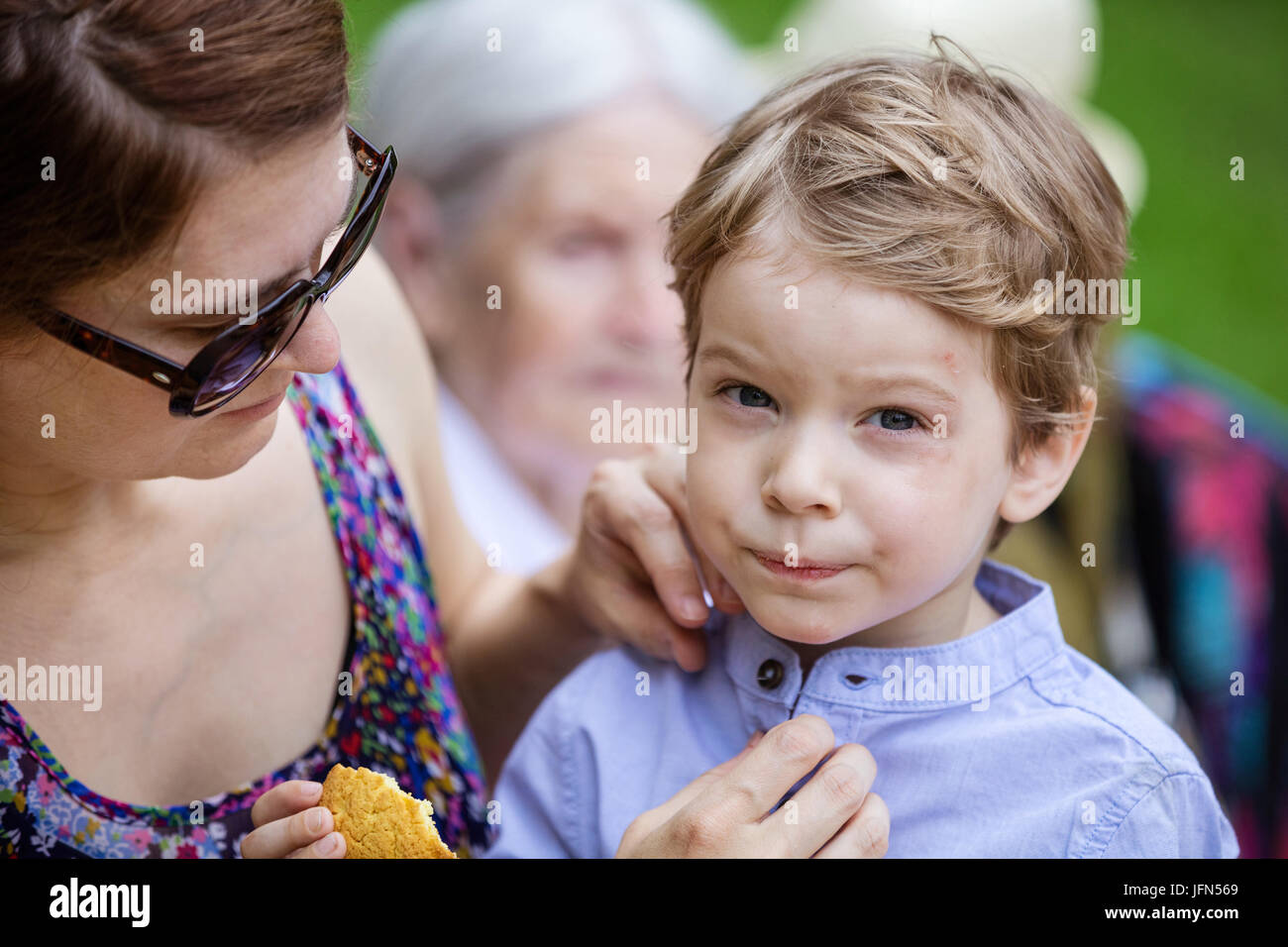 Maman le soin des plaies enfant Banque de photographies et d’images à ...