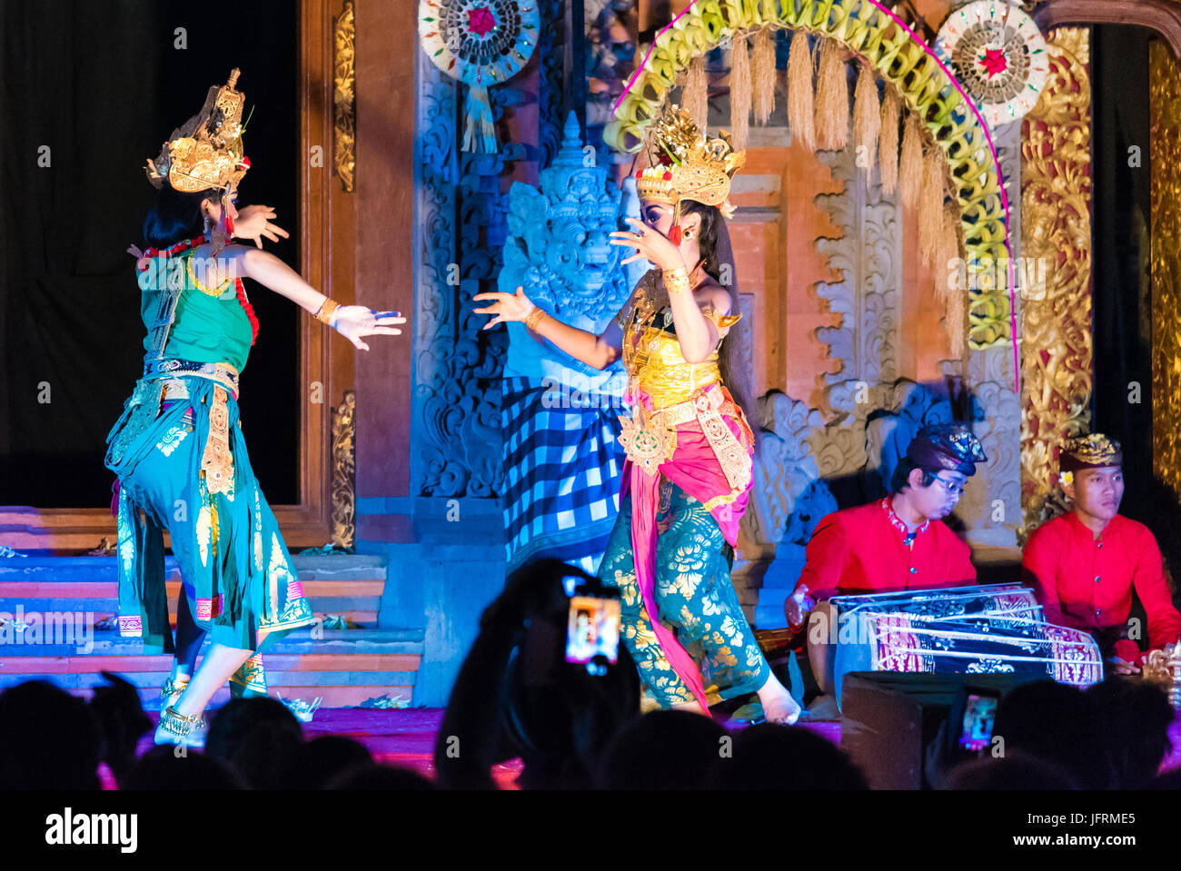 Bali, Indonésie - 2 mai 2017 : tournage spectateurs danseurs balinais ...