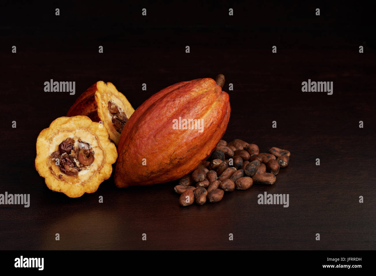 Les fruits de la récolte des agriculteurs de cacao fond. Fruits de ...