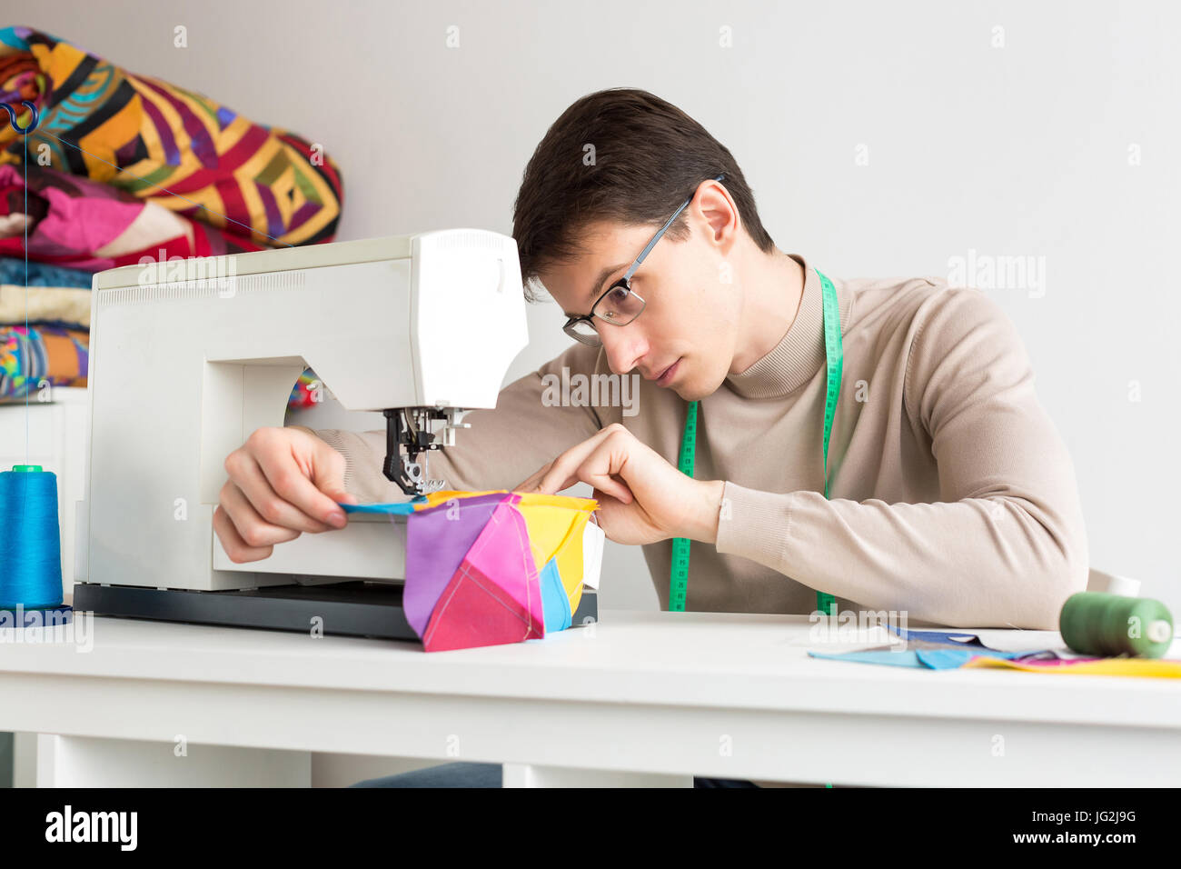 Quilting et patchwork dans l'atelier de tailleur homme - machine à ...