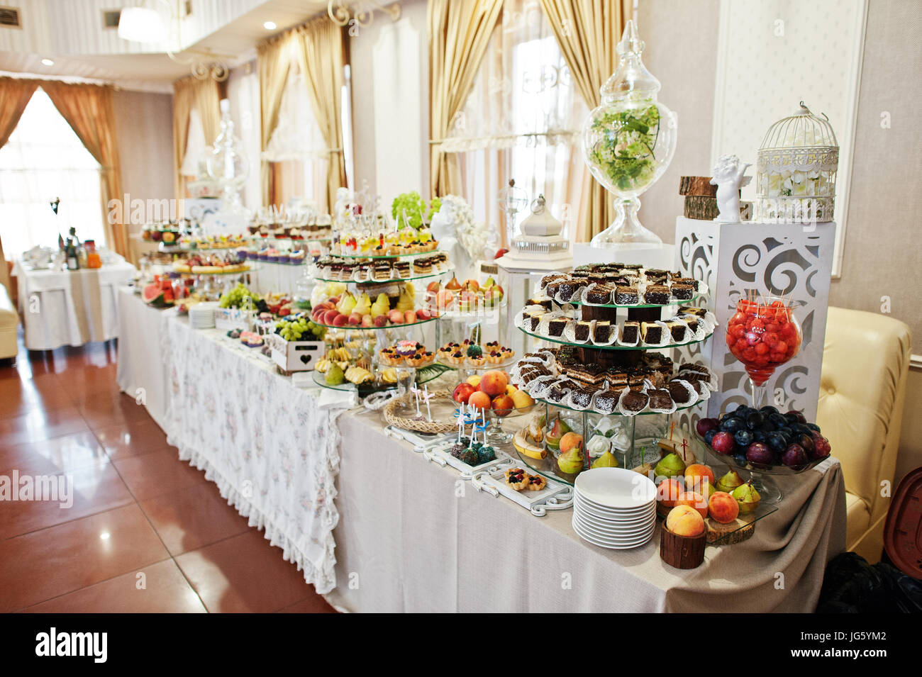 Gorgeous-à la table de mariage avec diverses boissons, des plats ...