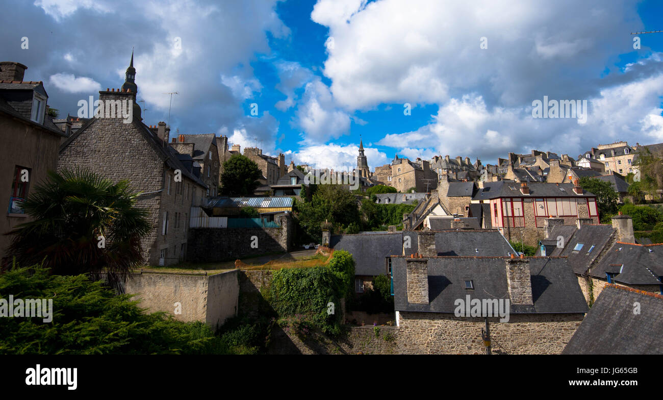 Dinan skyline Banque de photographies et d’images à haute résolution ...