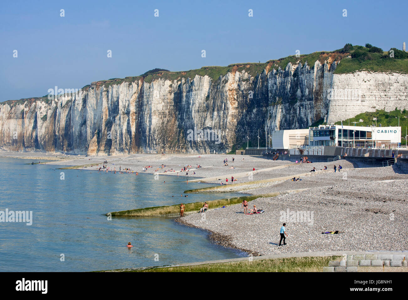 Veules-les-Roses, du Casino et des bains de soleil sur la plage de ...