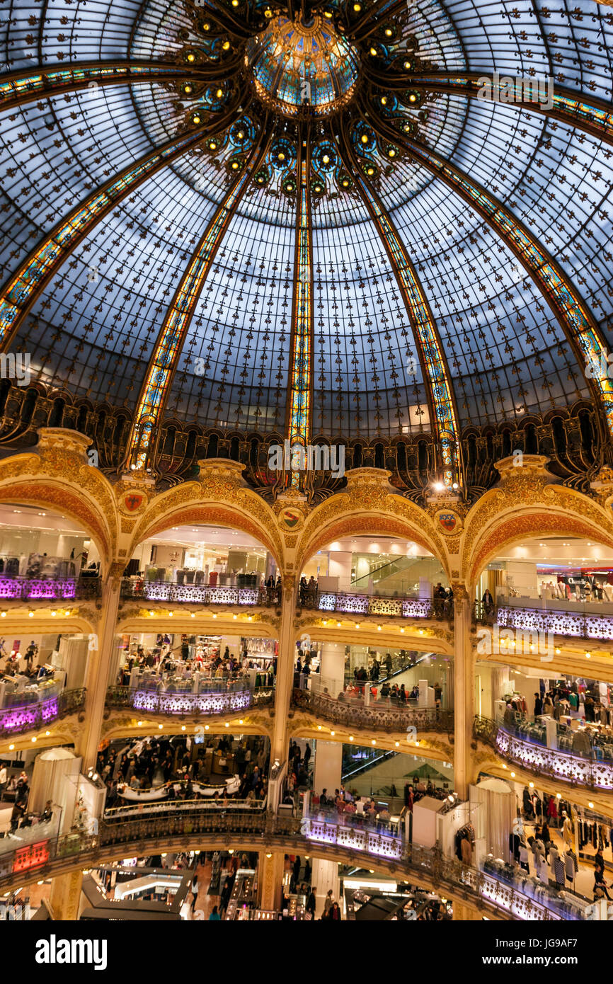 Galeries Lafayette Haussmann, grand magasin français haut de gamme, par ...