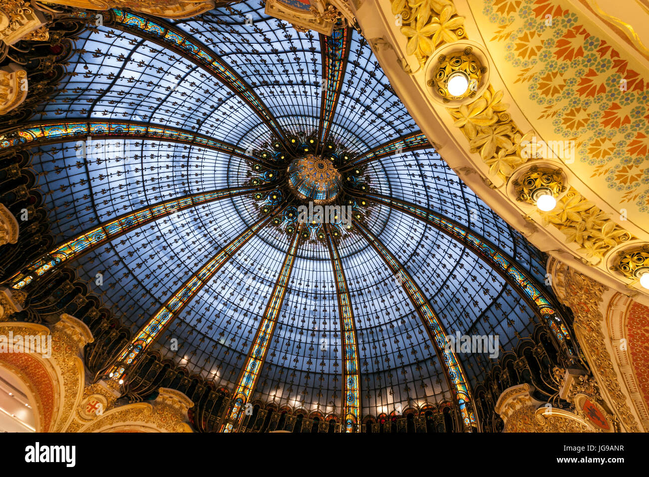 Galeries Lafayette Haussmann, grand magasin français haut de gamme, par ...