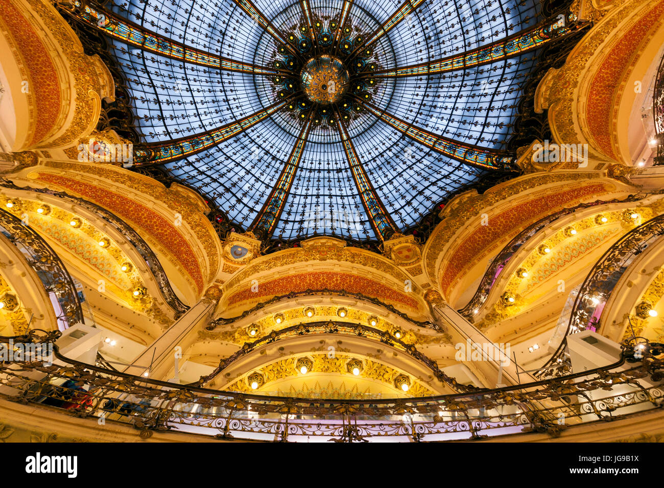 Galeries Lafayette Haussmann, grand magasin français haut de gamme, par ...