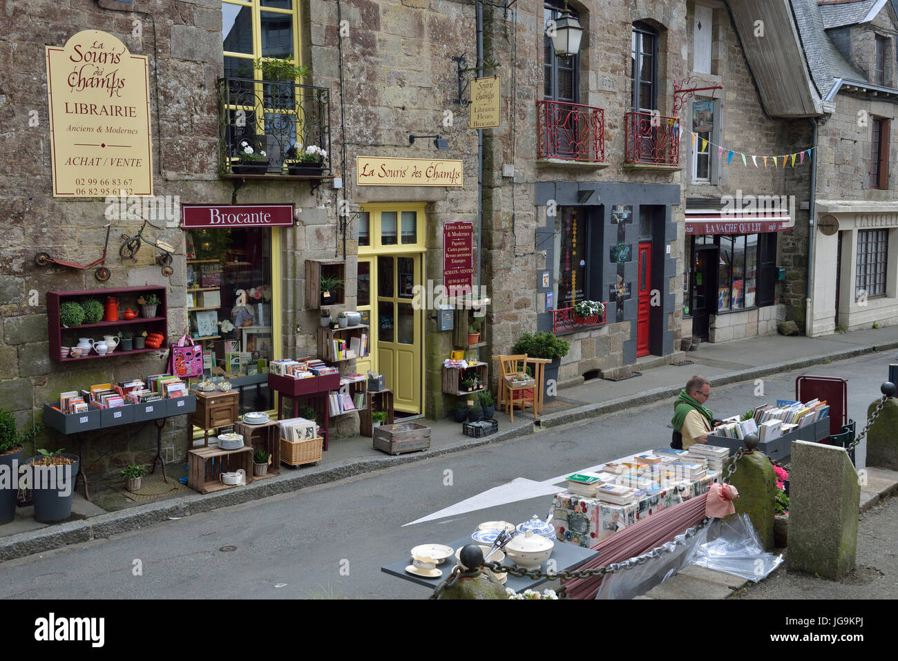 Dans les librairies un livre Becherel town en Bretagne France Photo ...