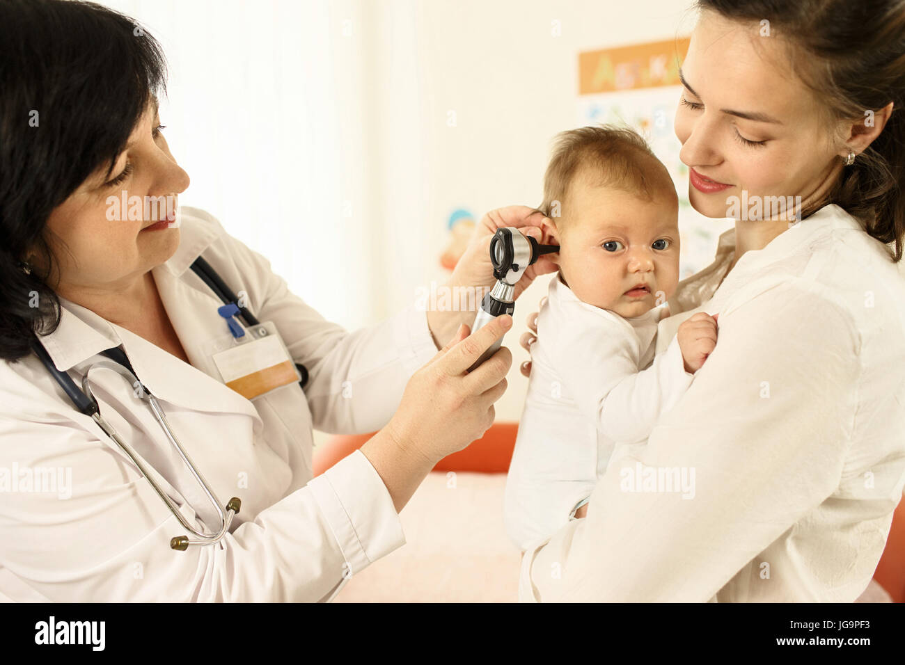 Pediatrique examen Banque de photographies et d’images à haute résolution - Alamy