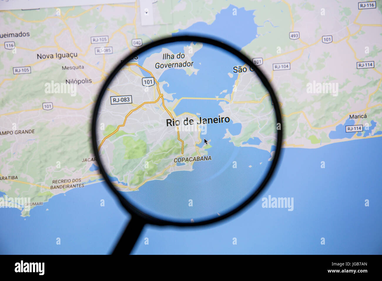 Plan de Rio de Janeiro sur Google Maps sous une loupe. Rio de Janeiro ...