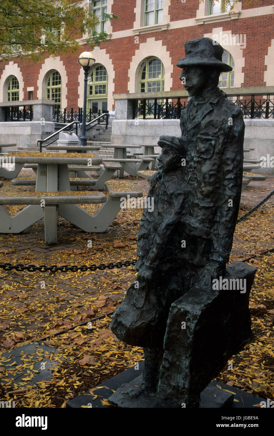 Statue d'immigrants Immigrants, Ellis Island, la Statue de la liberté ...