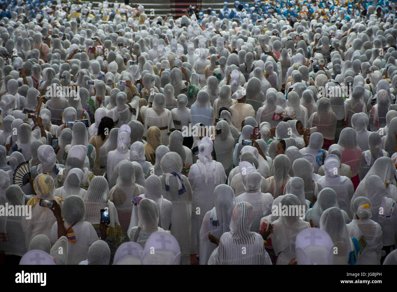 Foule en prière chrétien Banque de photographies et d’images à haute ...
