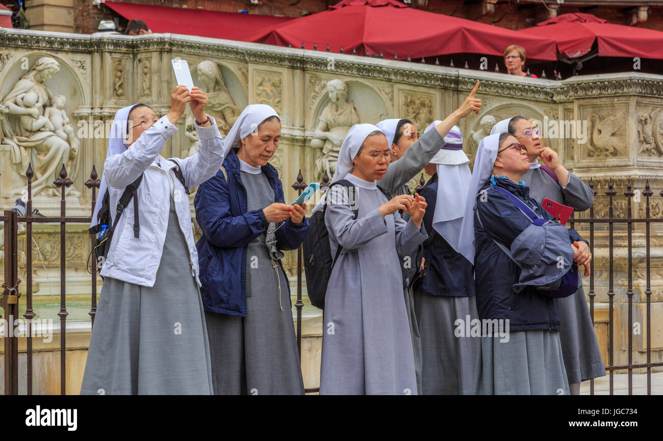 Nun stands Banque de photographies et d’images à haute résolution - Alamy