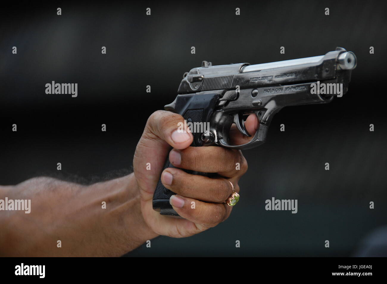 Main avec un pistolet Banque de photographies et d’images à haute ...