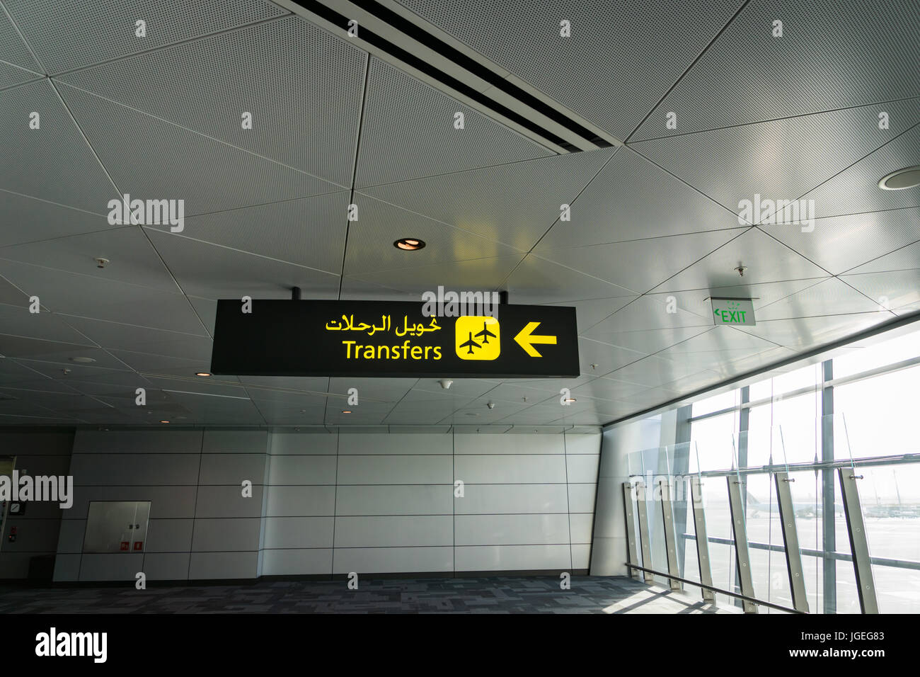 panneau de transfert à l'aéroport dans la zone de transit Photo Stock ...