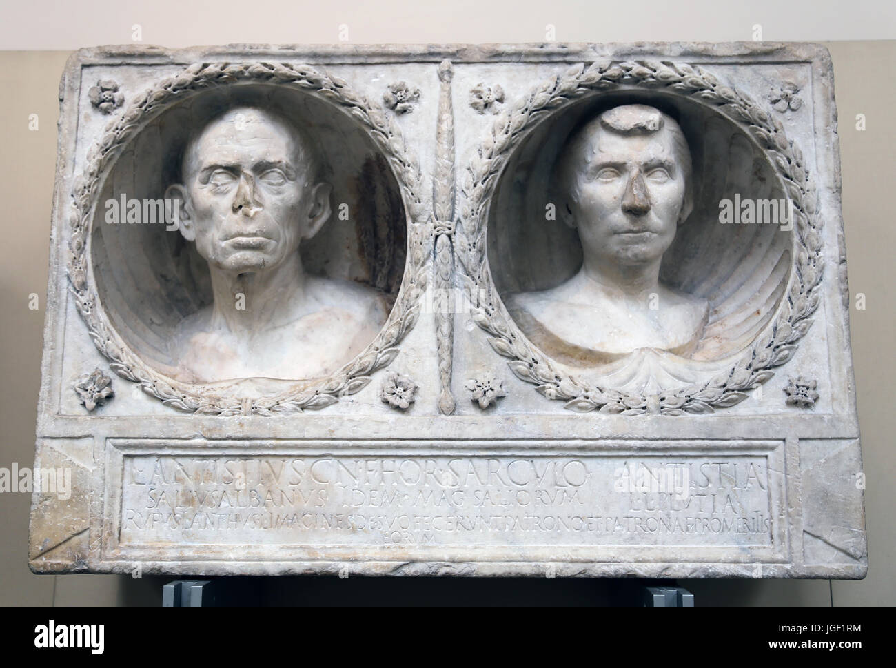 En relief funéraire de Lucius Antistius et son épouse Sarculo Antistia ...