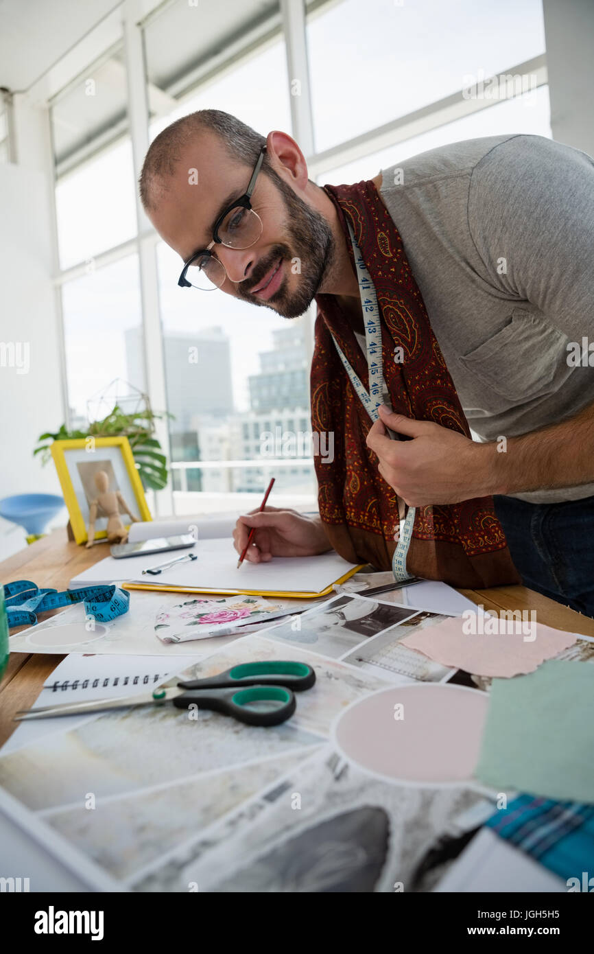 Croquis dessin designer masculin tout en se tenant au studio Photo ...