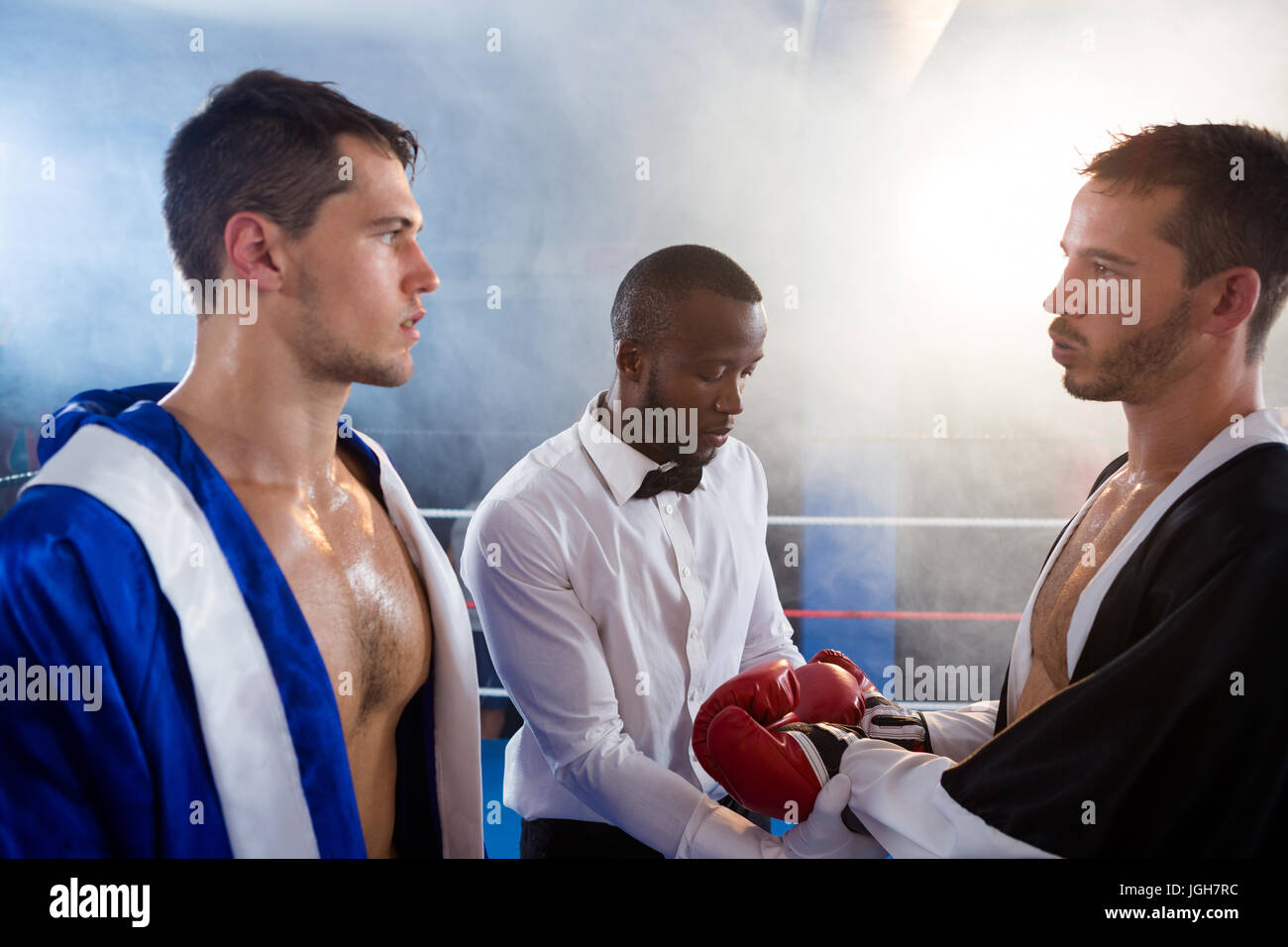 Arbitre de boxe Banque de photographies et d’images à haute résolution ...