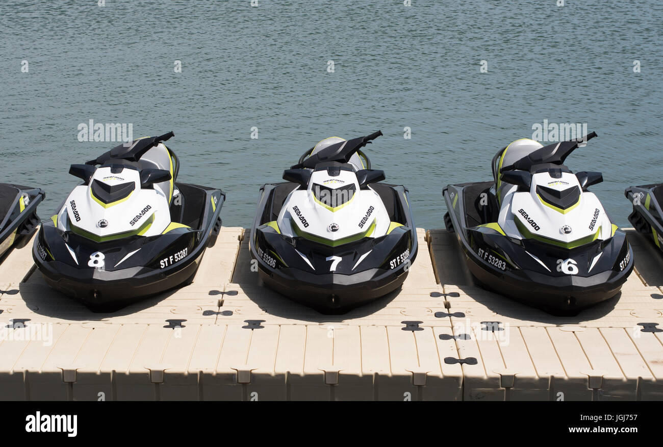 Trois jet skis Banque de photographies et d’images à haute résolution ...