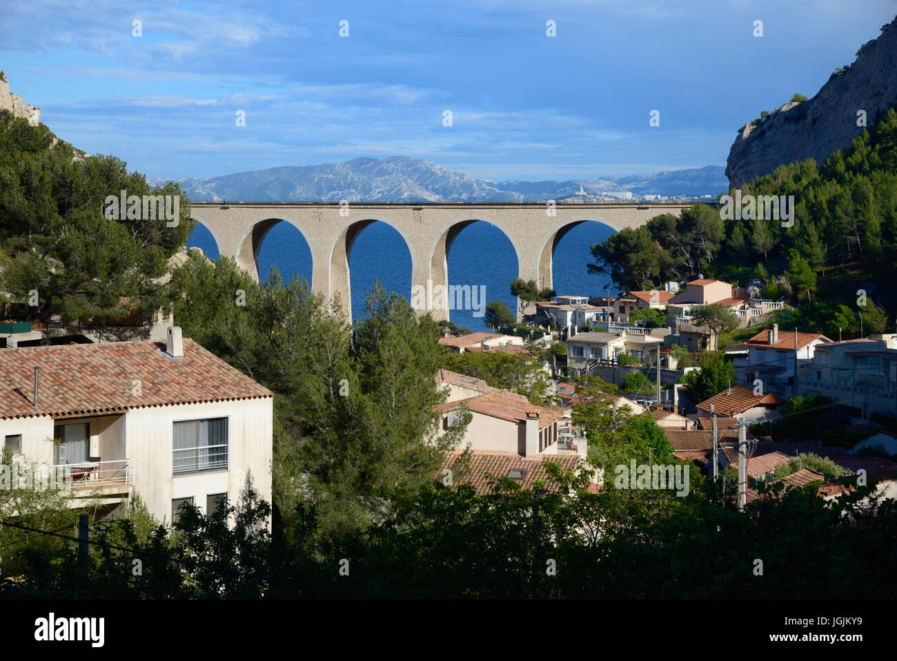 Viaduc de chemin de fer et le Village de la Vesse Calanque sur la ...