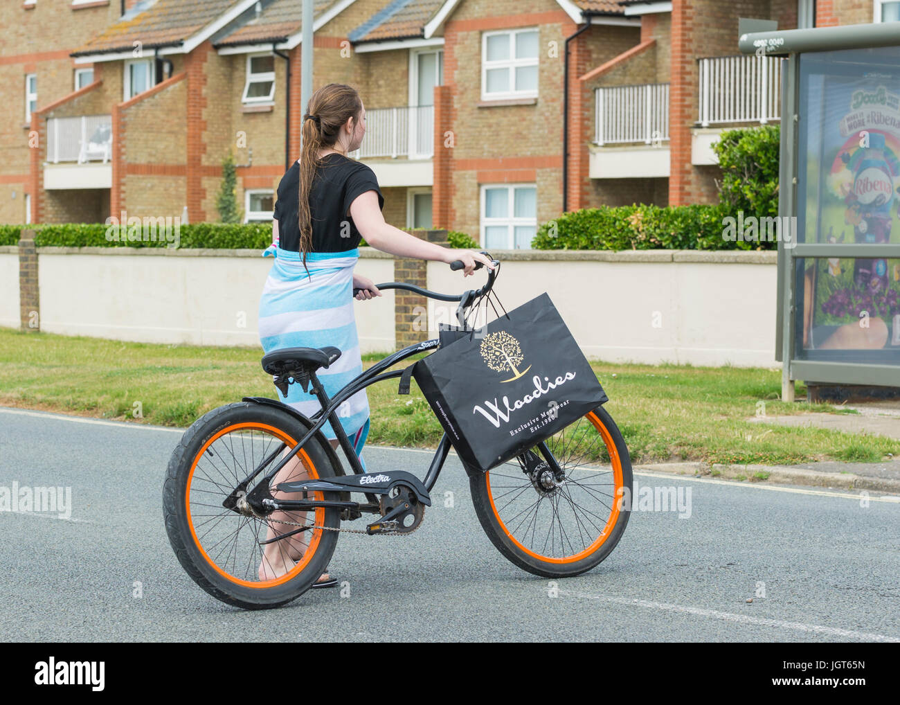 Pousser un vélo Banque de photographies et d’images à haute résolution ...