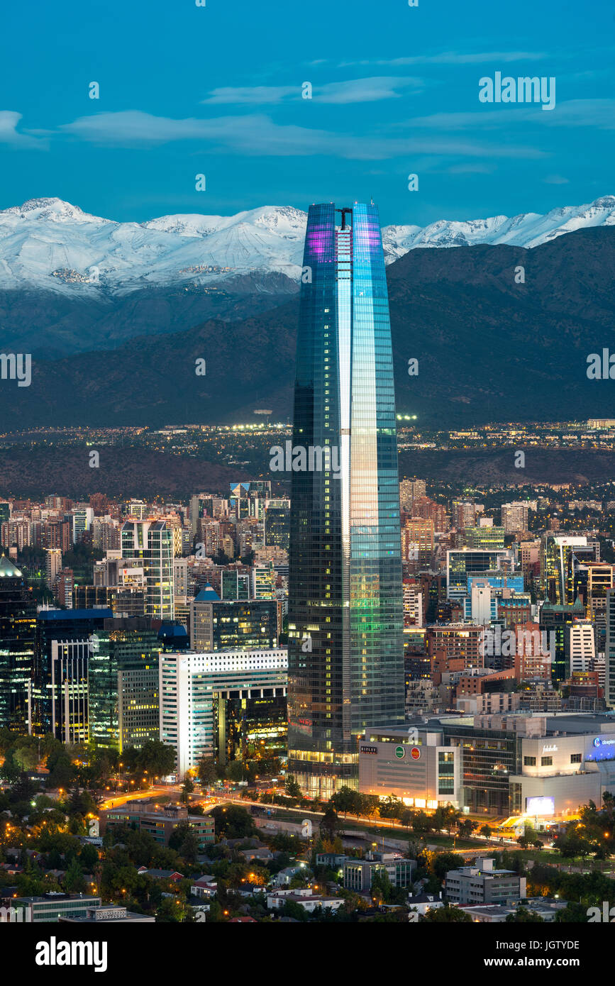 Le plus haut gratte ciel de santiago Banque de photographies et d’images à haute résolution - Alamy