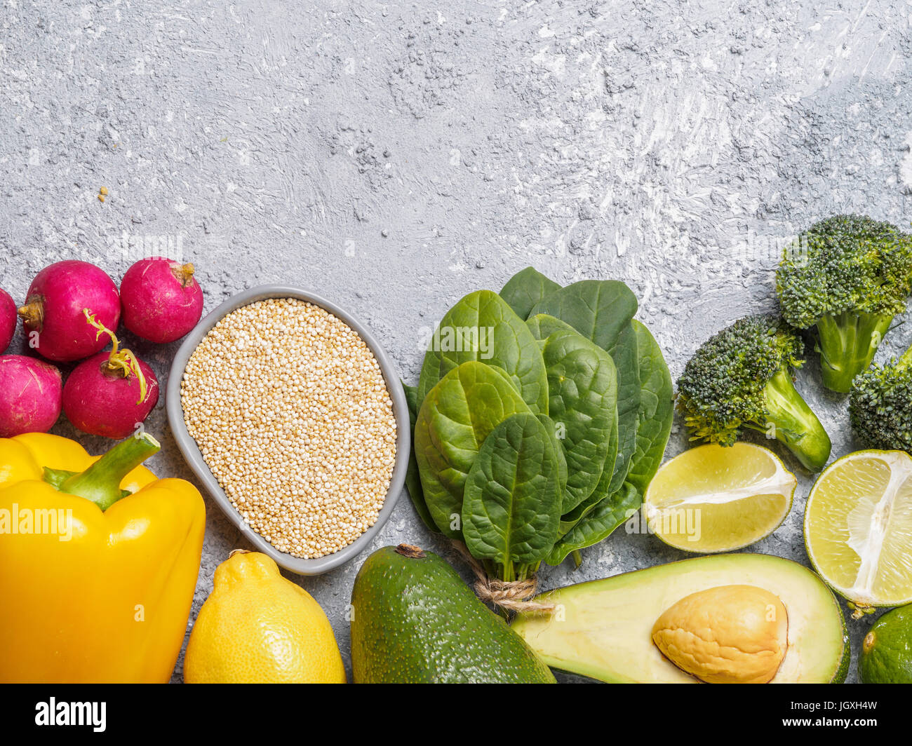 Le quinoa et légumes sur fond de béton gris. Vegan ingrédients ...