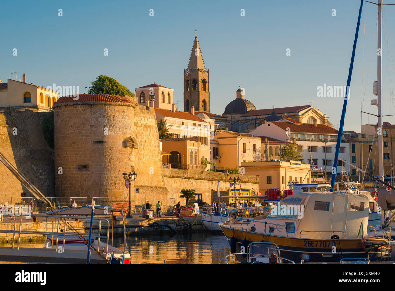 Alghero Sardaigne, vue de la muraille médiévale et la tour - la ...