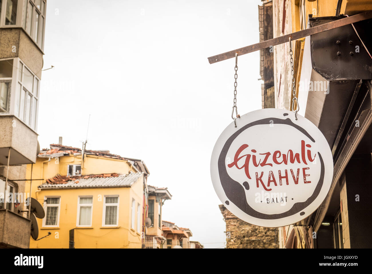 Vue avant de la signalisation sur un bâtiment avec l'architecture ...