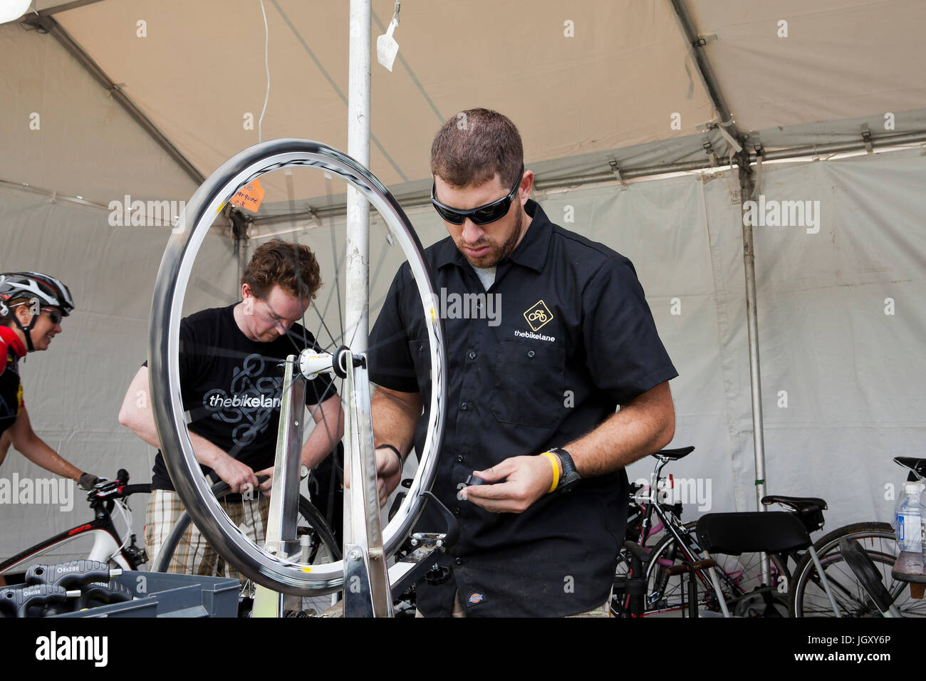 Redresse-meule mécanicien vélo un vélo volant - USA Photo Stock - Alamy